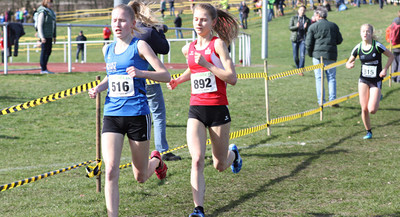 Josina Papenfuß und Ilyas Yonis Osman trotzen dem schweren Geläuf ...