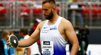 Daniel Jasinski lässt den Diskus auf 66,39 Meter fliegen ...